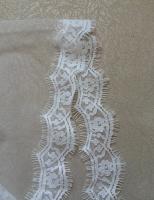 China Elegant Customized Wholesale Appliqued Lace Tulle Bridal Wedding White Veil With Hair Comb for sale
