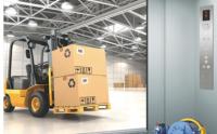 China ISO9001 Cargo Elevator Heavy Duty Stainless Steel Loarding Silver Color for sale