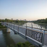 China Steel Pedestrian Bridge 400-600 kg/m² Load Capacity Customizable Railing Design High Corrosion Resistance for sale