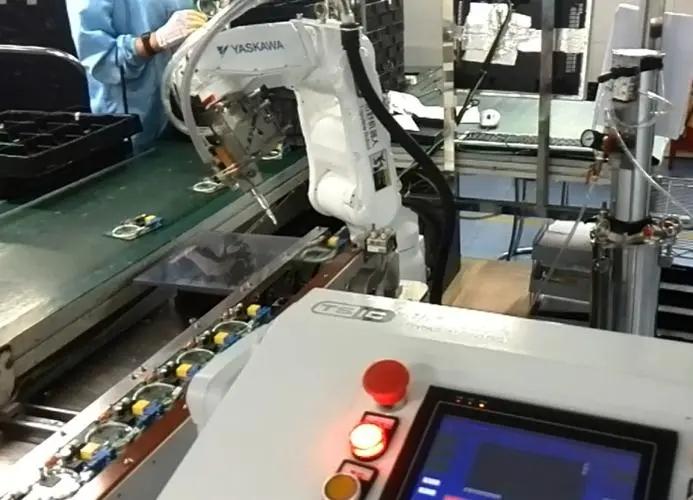 GLUE DISPENSING ROBOT