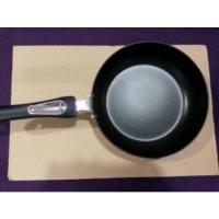 China 22cm Aluminium Non-Stick Fry Pan Cookware, Single Bottom Design with Bakelite Handle, Multi-Use Kitchen Accessories/Stainless Steel Flatware Bulk for sale
