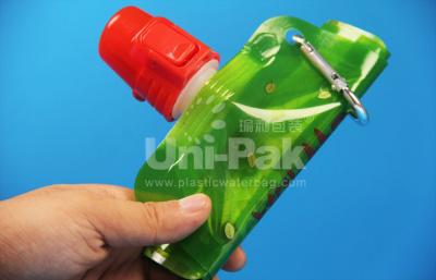 China Collapsible Plastic Anti-bottle Water Bag With Carabiner Hook for sale