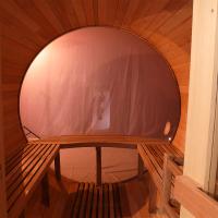 China Panoramic View Outdoor Wood Barrel Sauna Rooms Red Cedar for sale