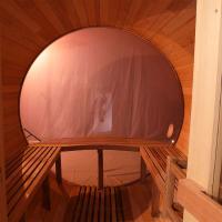 China Outdoor Large Capacity Panoramic View Cedar Barrel Saunas With Electric Heater for sale