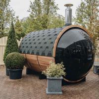 China Outdoor Panoramic Window Cedar Barrel Sauna Room With Wooden Fired Stove for sale