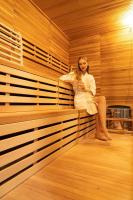 China 6 People Red Cedar Wood Traditional Stove Heater Outdoor Dry Sauna Unique Design for sale