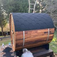 China Solid Wood Outdoor Barrel Sauna Hemlock Cedar Wood Wet Steam Traditional Sauna Room for sale