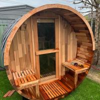China Solid Wood Outdoor Barrel Sauna Hemlock Cedar Wood Wet Steam Traditional Sauna Room for sale