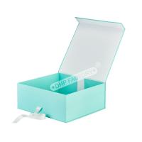 China Custom Luxury Lighter Green Fold Magnetic Ribbon Packaging For Clothing Brand for sale