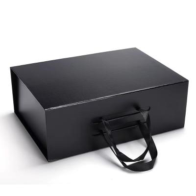 China CMYK Customized Magnetic Closure Gift Box Packaging with Handle for Clothes Hat Shoes for sale
