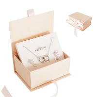 China Garment 4C Jewellery Packaging Magnetic Closure Rigid Boxes Offset Printing for sale