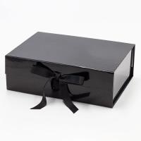 China Black 2mm Clothing Hard Gift Boxes Glossy Varnish With String Handle for sale