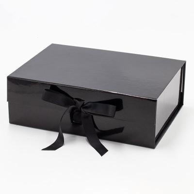 China Black 2mm Clothing Hard Gift Boxes Glossy Varnish With String Handle for sale