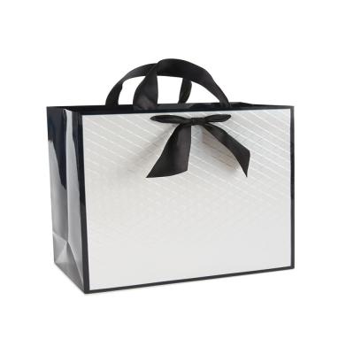 China Custom Silk Ribbon Paper Carrier Bags 110x50x190mm Eco-Friendly Gift Bags ODM for sale