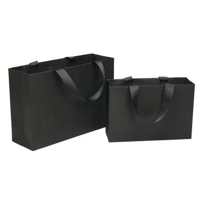 China Custom Printed Luxury Black Paper Carrier Bags B9 W9 Corrugated ODM Logo 128gsm for sale