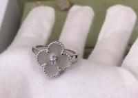 China Romantic VS Diamond 18 Carat White Gold Engagement Ring For Bride for sale