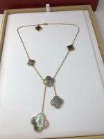 China Flower Shaped 18K Gold Necklace Van Cleef Arpels Magic Alhambra Necklace for sale