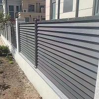 China Modern Decorative Aluminum Privacy Fence with Horizontal Slat and Wood Texture Panels for sale