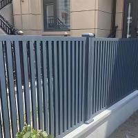 China Modern Decorative Aluminum Privacy Fence with Horizontal Slat and Wood Texture Panels for sale