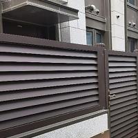 China 5.8-6.0M Length Custom Aluminum Fencing Gate with Decorative Panel and Punching Service for sale