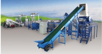 China PET Bottle Recycling Line 100-3000kg/h Capacity with Water-Saving Washing and Drying System for sale