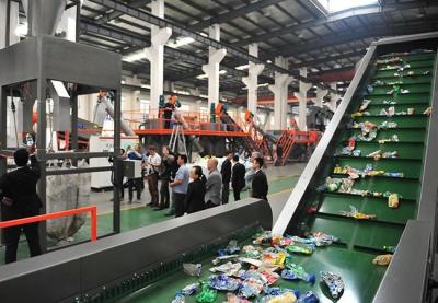 China PET Flakes Recycling Line with 300kg/h Capacity and 5-8% Moisture Content for Plastic Washing and Drying for sale
