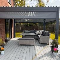 China Aluminium Louvered Pergola 4000x5000mm Waterproof Fully Sealed Outdoor Sunshade for Restaurants for sale