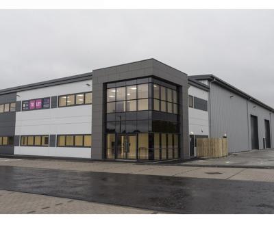 China Modern Steel Structure Building Mix Used For Office Workshops With Sandwich Panel for sale