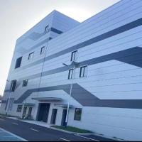 China Q235B/Q355B Prefabricated Steel Warehouse with 30-50 Year Lifespan and Custom Cladding for sale