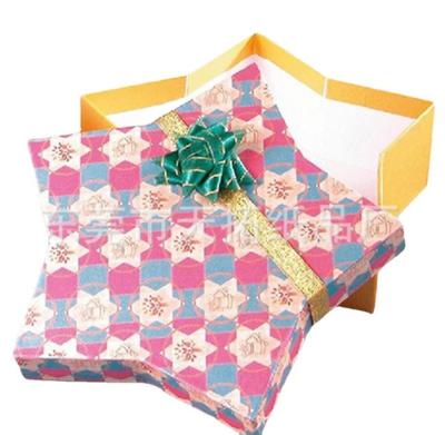 China Antiwear Colored Gift Boxes With Lids , Dustproof Christmas Cardboard Gift Box for sale
