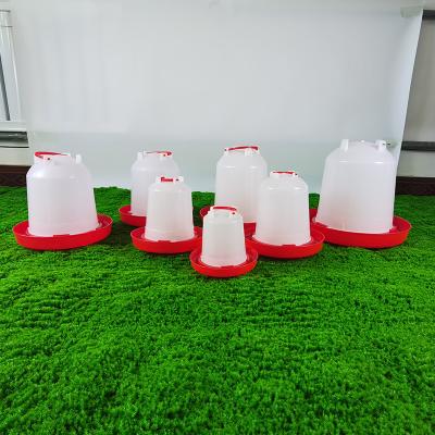 China Automatic Plastic Poultry Drinker Cylindrical Shape Easy Installation Anti Drip Design for sale