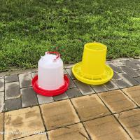 China Round Farm Poultry Bucket Feeder Capacity 6 Liters for sale