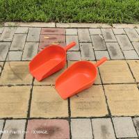 China Handy Long Handle Orange Feed Shovels Eco Friendly For Poultry Feeding Poultry Farm Chicken for sale