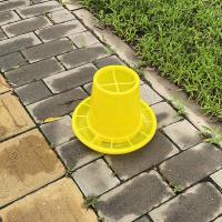China Yellow Anti Drip Features 3.5 gallon poultry drinker Plastic Material for sale