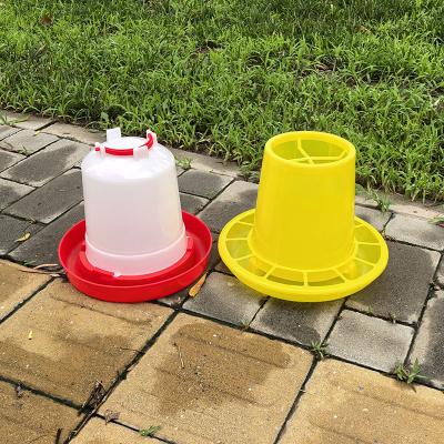 China Long Lasting large poultry drinker Cylindrical Hen Water Feeders Perfect Solution For Poultry Watering for sale