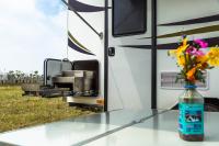 China Optional Washing Machine RV Travel Trailer Independent Suspension Camper Trailer for sale