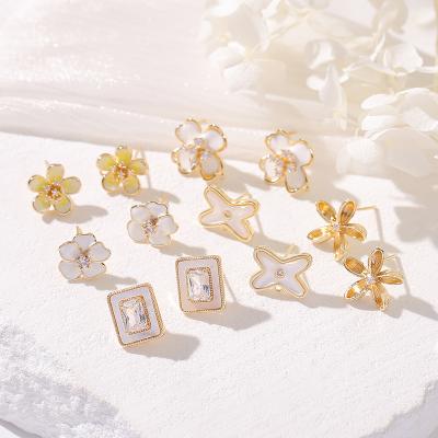 China Summer Fashion Jewelry 14K Gold Plated Enamel White Flower Stud Daisy Flower Korean Drop Earrings Jewelry for sale