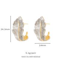 China Hot Selling Fashion Two Tone Plated Feather Hypoallergenic Silver Pin Stud Earrings Women Birthdays Parties Anniversaries Gift for sale