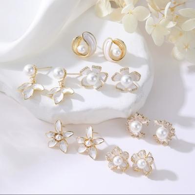 China Jiexing Fashion 925 Silver Needle Studs 14k Plated Gold Enamel Pearl Flower Leaf Zircon Women's Jewelry Earrings for sale