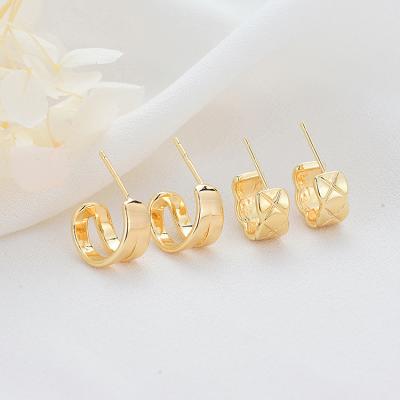 China Factory Wholesale Fashion Women's Earrings 14K Gold Plated Striped C Shaped Jewelry Earring Studs for sale