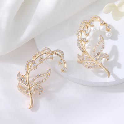 China Brass Zircon Chest Temperament Multifunctional Branch Leaf Women's Dress Pin Accessories Pearl Style 14k Gold Plated Brooch for sale