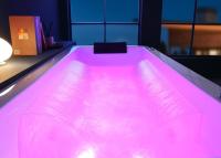 China 1700x800mm Massage Bathtub with 1.0HP Pump, 8 Jets and One-Piece Skirting Design for sale