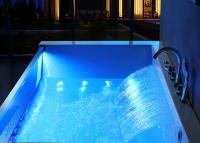 China 2-Person Hot Tub Massage Bathtub with 1.5HP Pump, 15 LED Jets, and Front LED Glass - 1800x1200x600mm for sale
