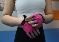 China Breathable wrist-supported gym gloves for women offer durability and comfort during workouts. for sale
