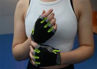 China Breathable wrist-supported gym gloves for women offer durability and comfort during workouts. for sale