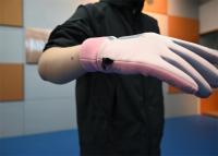 China Full-finger thermal gloves are windproof and touchscreen-compatible, ideal for workouts in cold weather. for sale