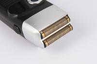 China Two independent floating heads  LCD display show battery capacity man electric shaver for sale