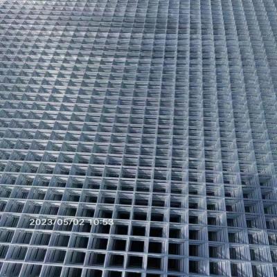 China Hot Dipped Galvanized Welded Wire Mesh Panels with 100×50mm Mesh Opening and 30m Roll Length for Industrial and Agricultural Use for sale