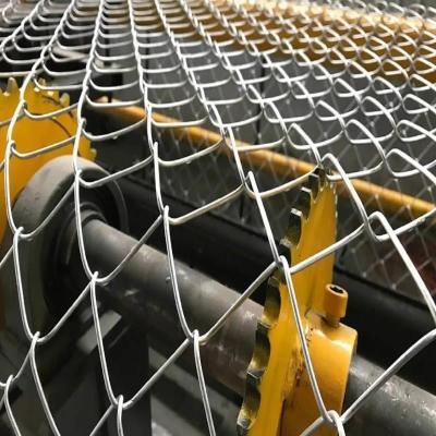 China Diamond Shape Mesh Fence 2mm Wire 2.1m Hight Power Coated Chain Link Fence for sale