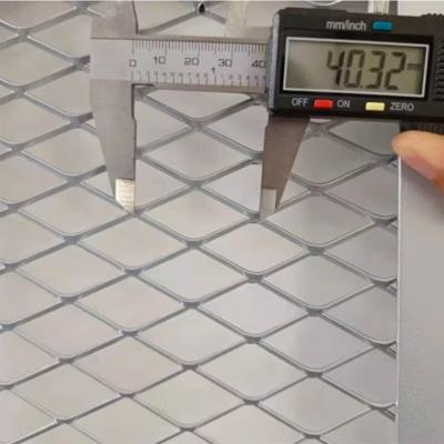 China 1.5mm Thickness Low Carbon Steel Expanded Metal Mesh with 15×30mm Openings for Machine Guard for sale